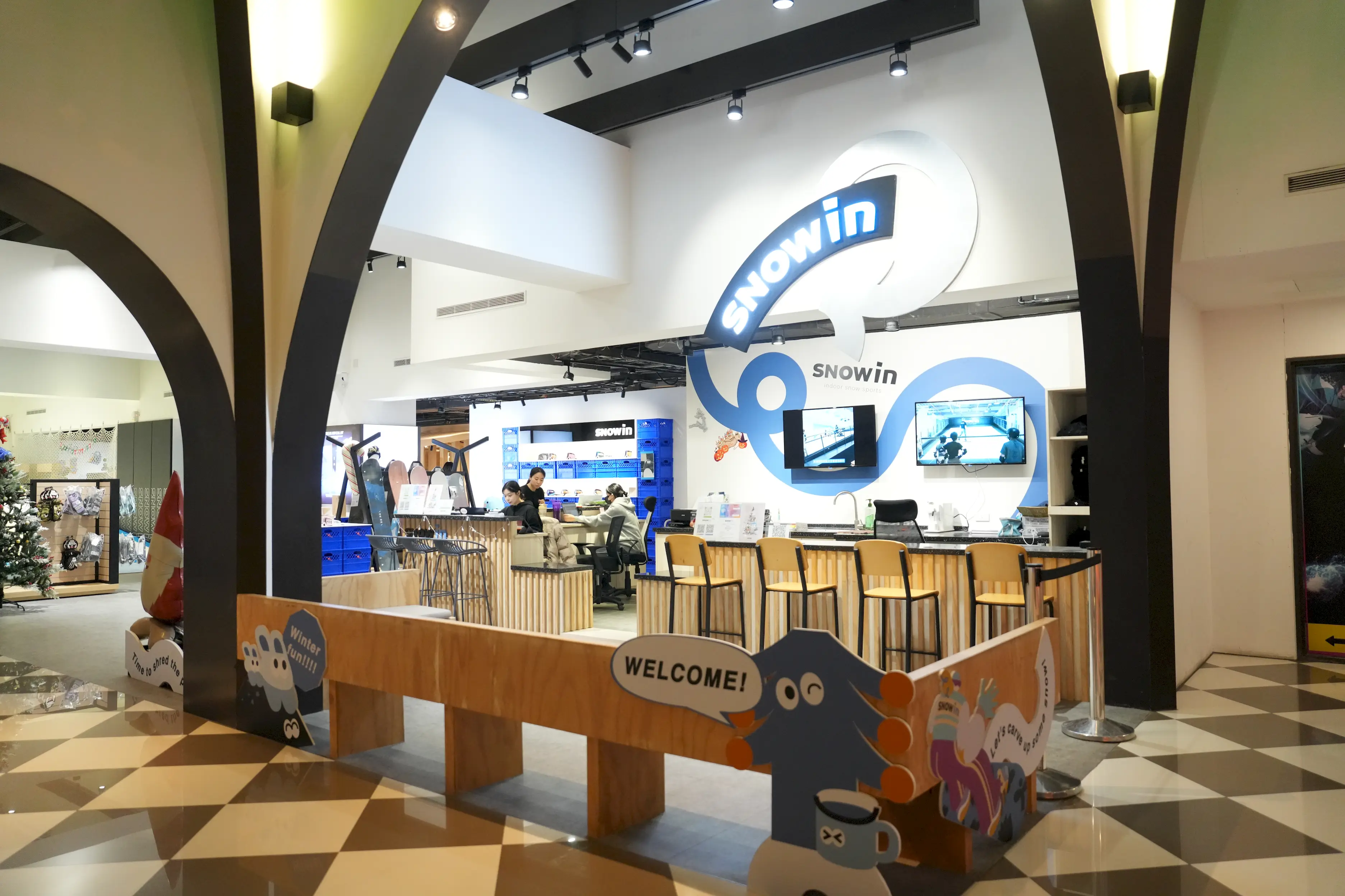 【SNOWIN 滑雪學校】室內滑雪機與乾式滑雪場二合一，新手友善的滑雪體驗！ | 河馬體驗