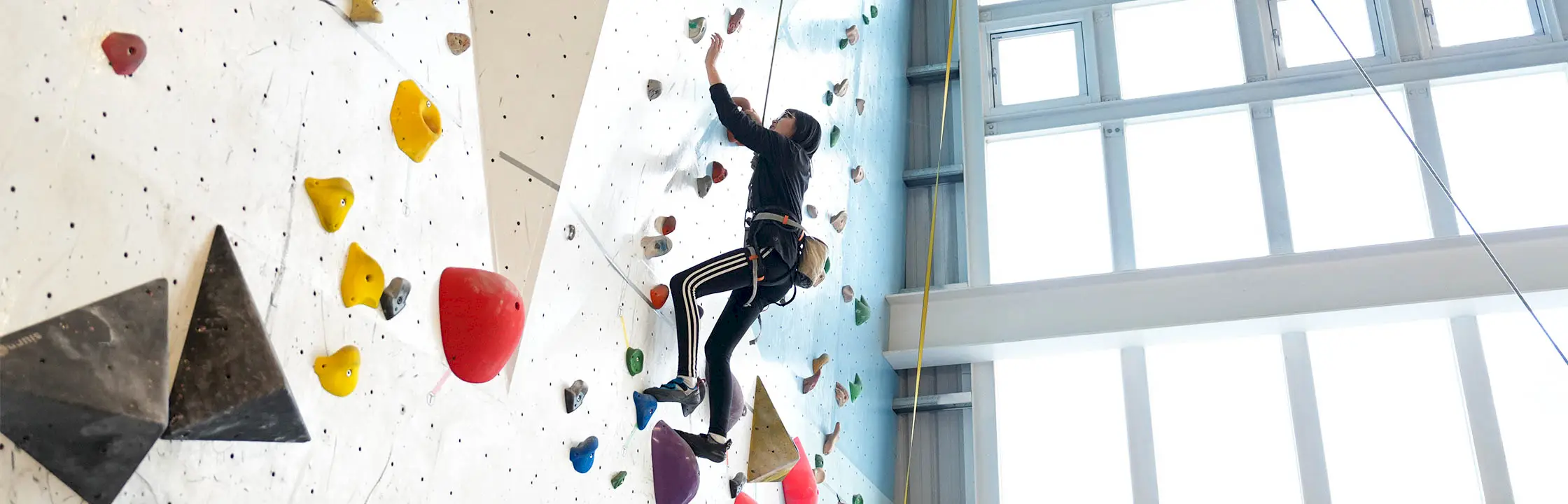 【iClimb風城攀岩館】室內空間大又新，採光超美室內攀岩體驗課程！ | 河馬體驗