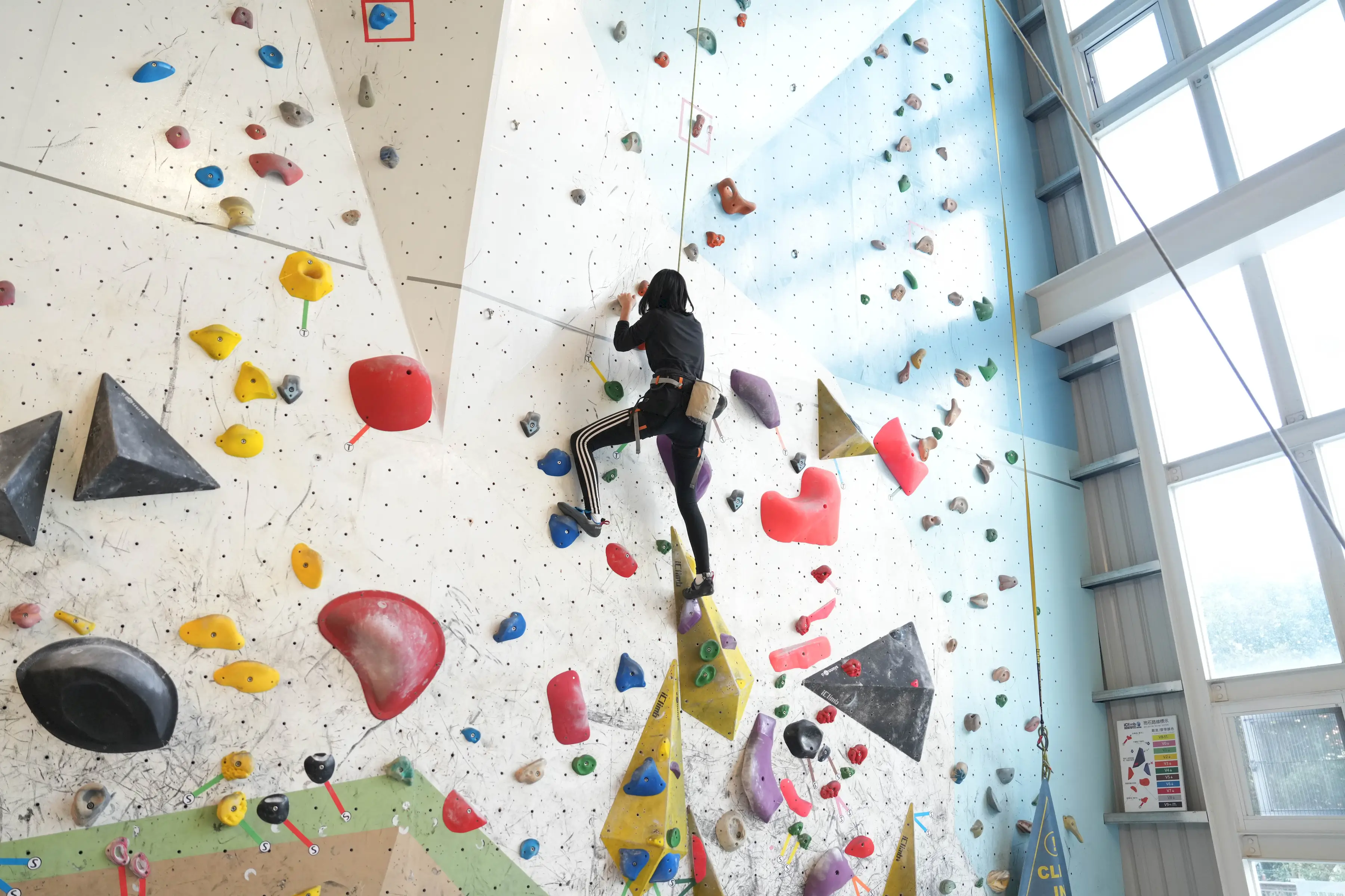 【iClimb風城攀岩館】室內空間大又新，採光超美室內攀岩體驗課程！ | 河馬體驗